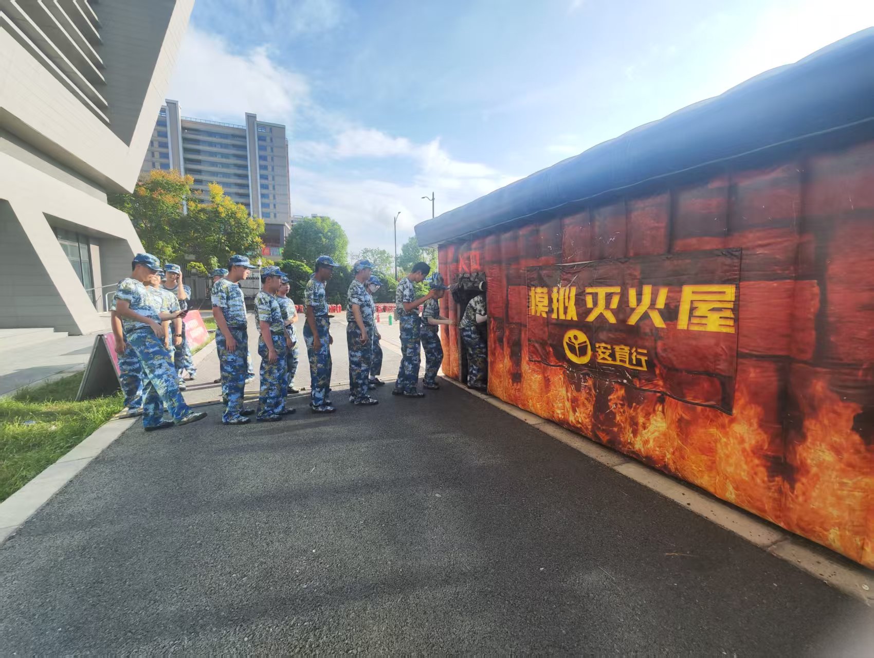 军训师组织新生开展消防安全沉浸式体验活动